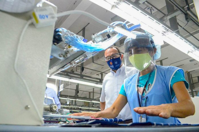 Director de Aduanas verifica cumplimiento de bioseguridad en textilera ...
