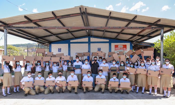 Gobierno de El Salvador entrega computadoras a estudiantes