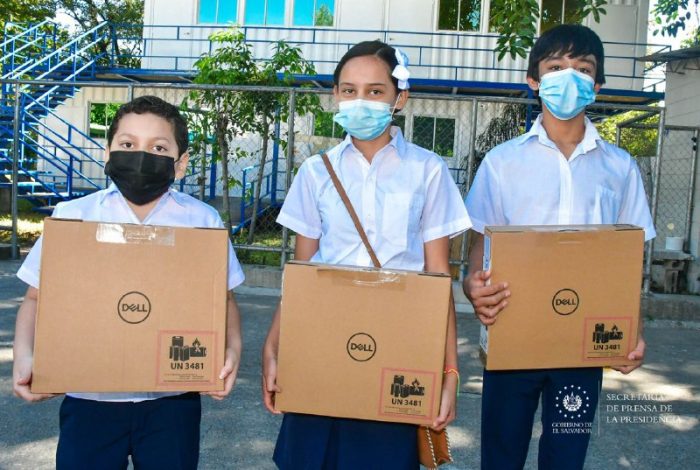 Gobierno avanza con la entrega de computadoras a estudiantes del sector ...