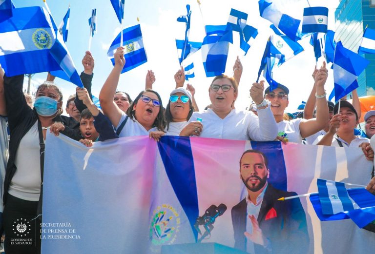 Salvadoreños conmemoran 201º aniversario de Independencia Patria en un ...